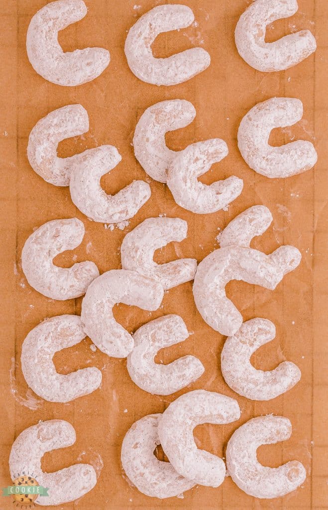 ALMOND CINNAMON CRESCENT COOKIES - Family Cookie Recipes