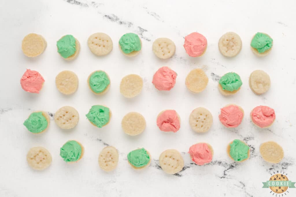 MINI CHRISTMAS SANDWICH COOKIES - Family Cookie Recipes